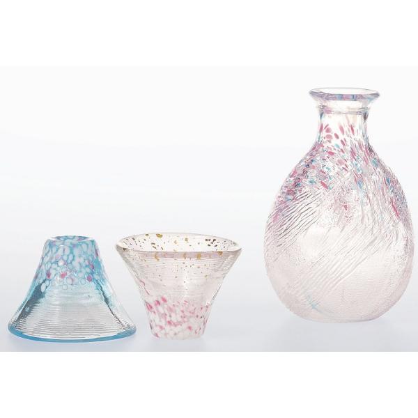 東洋佐々木ガラスの「桜富士」酒器セットは、手づくりの美しさが光る徳利とお猪口のセットです。250mlの徳利と、35mlの晴れと淡桜のお猪口が含まれており、上品で華やかなデザインが特徴です。桜の花びらが舞うような模様が施されており、特別なひと...