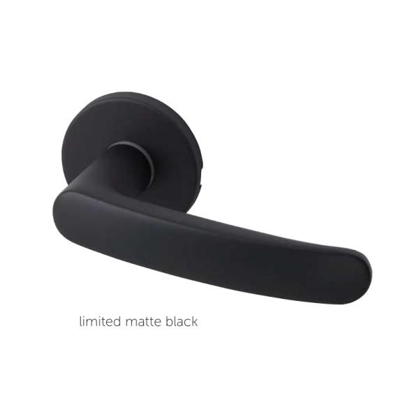 丸喜金属のレバーハンドルです。シンプルかつモダンなデザインが部屋の空間演出に一役買います。本製品はレバーハンドル＋錠前（空錠、間仕切錠、シリンダー付間仕切錠、表示錠）いずれか１つとのセットになります。limited matte black（...