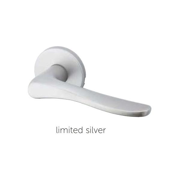 丸喜金属のレバーハンドルです。シンプルかつモダンなデザインが部屋の空間演出に一役買います。本製品はレバーハンドル＋錠前（空錠、間仕切錠、シリンダー付間仕切錠、表示錠）いずれか１つとのセットになります。limited matte black（...
