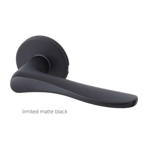丸喜金属のレバーハンドルです。シンプルかつモダンなデザインが部屋の空間演出に一役買います。本製品はレバーハンドル＋錠前（空錠、間仕切錠、シリンダー付間仕切錠、表示錠）いずれか１つとのセットになります。limited matte black（...