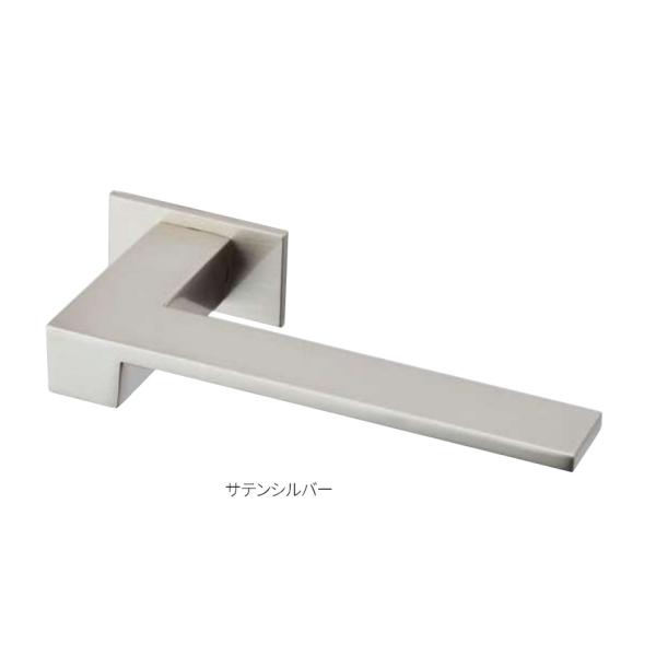 丸喜金属のレバーハンドルです。金属の質感を前面に出したシンプルかつモダンなデザインが部屋の空間演出に一役買います。本製品はレバーハンドル＋錠前（空錠、間仕切錠、表示錠）いずれか１つのセットになります。クローム、サテンシルバーの２つの仕上げが...
