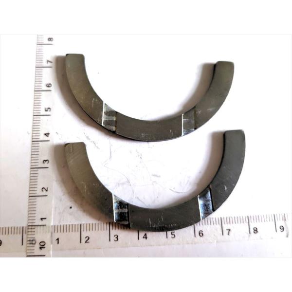 AI-startスズキのスラストベアリング（品番12300-60840）は、エンジンのクランクシャフトに取り付けられ、クランクシャフトの前後方向の動きを制御し、エンジンの安定性と性能を維持します。この部品は、クランクシャフトのスラスト面に配...