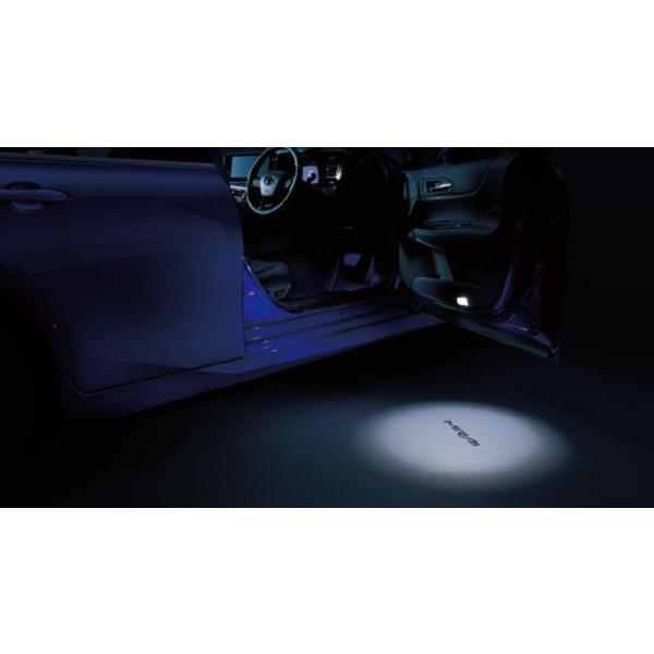 トヨタ純正部品車種名：ミライ取り付けできる年式：令和02年12月〜next型式：JPD10部品名：プロジェクションカーテシイルミ詳細：※フロントのLEDドアカーテシランプから車名ロゴのグラフィックを路面に照射。夜間の乗り降りを特別な体験とし...