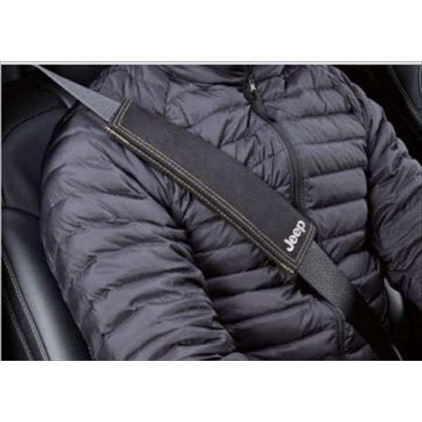 Jeep純正部品車種名：チェロキー取り付けできる年式：平成30年10月〜next型式：KL24/KL32部品名：シートベルトパッド詳細：ジープグリーンのステッチが入ったスエード調シートベルトパッド。シートベルトによる摩擦から洋服を保護します...
