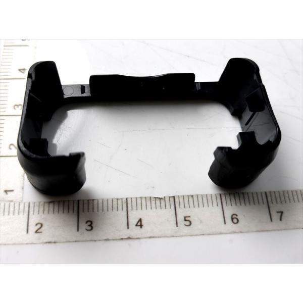 車名：ジムニー ジムニーユウセイ型式：JB64W様式：JB64W車台番号：100002〜開始年月：平成30年08月終了年月：グループ：ドアフィティングパーツカテゴリ：フロントレフトシート特記：品番：86652-77R00統一先品番：画像の番...