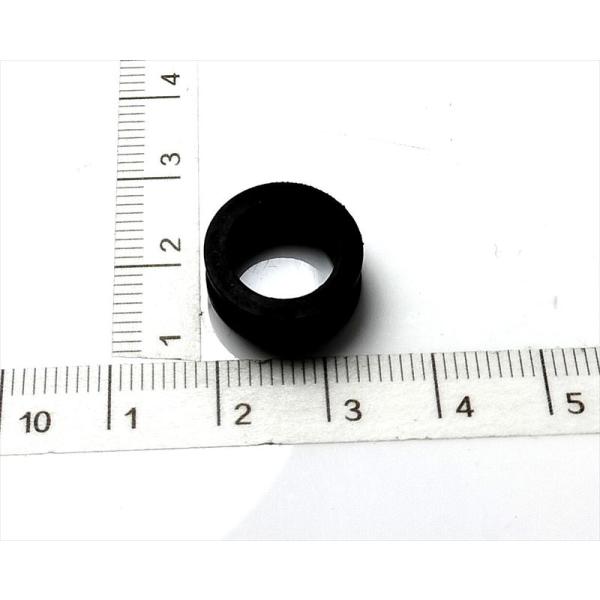 ジムニー用 グロメット 15720-09300 スズキ純正部品AI-startスズキの純正部品「グロメット」（品番15720-09300）は、主にフューエルインジェクター（燃料噴射装置）の取り付け部に使用される部品で、インジェクターとエンジ...