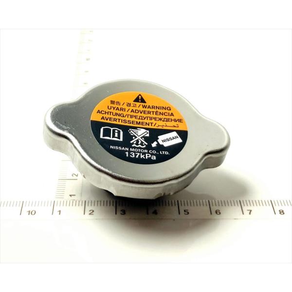 日産純正部品車種名： フーガ型式： DBA-Y51純正品番： 21430-8999CAI-startラジエーターキャップは、車両の冷却システムの一部で、ラジエーターの上部に取り付けられています。この部品は、冷却水の圧力を一定に保ち、沸点を上...
