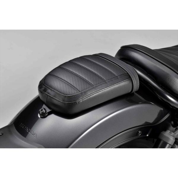 HONDA_2輪純正部品車種名：Rebel1100TDCT取り付けできる年式：令和03年3月〜next型式：SC83部品名：社外品デイトナシートカバーセットロール(サイド部プレーン)(リア)詳細：座面にメッシュレザー(ロール加工)をはめ込ん...
