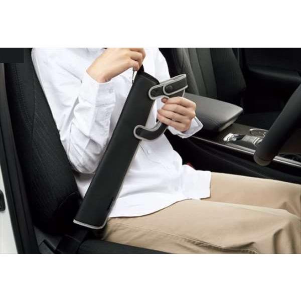 トヨタ純正部品車種名：カローラクロス取り付けできる年式：令和03年9月〜next型式：ZVG11/ZVG15/ZSG10部品名：シートベルトパッド（タイプ2）詳細：※シートベルトにシートベルトパッドを装着して使用。パッドに付いているハンドル...