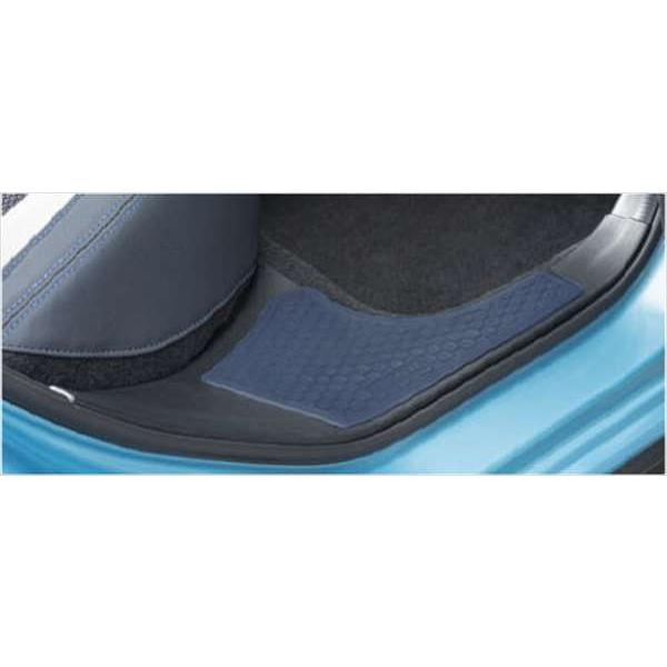スバル純正部品車種名：インプレッサ取り付けできる年式：令和02年10月〜next型式：GT2/GT3/GT6/GTE/GT7部品名：後席用ステップガード詳細：リヤステップ部分に貼る保護シート。お子様の乗降もサポートします。全てのグレードに取...