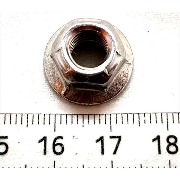 メーカー:スバル品番:902350013名称:セルフ ロック ナット英語:Self Locking Nutフロントショックアブソーバー上部のアッパーマウント付近を固定するために使う，緩み止め機能付きのナットです。走行中の振動で固定部がゆるみ...