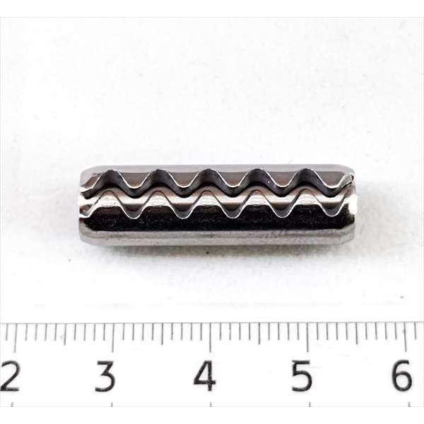メーカー:スバル品番:633046020名称:スプリング ピン，ギヤ シフト英語:Spring Pin，Gear Shiftマニュアルギアシフト機構のジョイント部に使用するスプリングピンです。ギヤシフトロッドやジョイントを固定し，シフト操作...