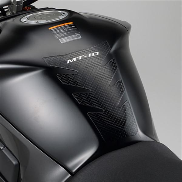 YAMAHA純正部品車種名：MT-10取り付けできる年式：令和06年1月〜next型式：RN78J部品名：タンクパッド詳細：MT-10ロゴ入りタンクパッド。車体にマッチしたデザインの大型タンクパッドです。ハニカムスリップパターンを施したスタ...