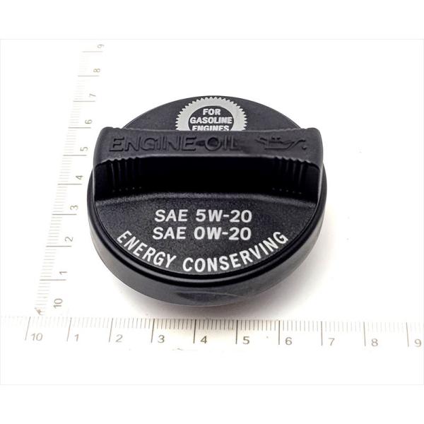 トヨタ純正部品純正品番： 12180-38020AI-startオイルフィラキャップ（品番：12180-38020）は、エンジンのオイル充填口を密閉する部品で、エンジンルーム内のエンジンヘッド上部に位置しています。このキャップは、エンジンオ...