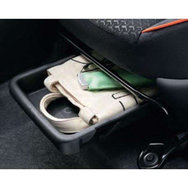スバル純正部品車種名：レックス取り付けできる年式：令和04年11月〜next型式：5BA-A201F部品名：助手席シートアンダートレイ詳細：シート下の空間を収納に利用できます。※撮影小物は商品に含まれません。全てのグレードに取り付け出来ます