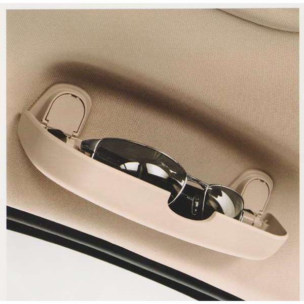 商品ID:volv051車種名：V40品名：サングラスホルダー取り付けできる年式：平成25年2月〜next型式：MB4164T MB5204T詳細：室内ルーフ部分に設置。必要時にすぐに使用できるスマートさが魅力。カラー：ブロンド。※メガネの...