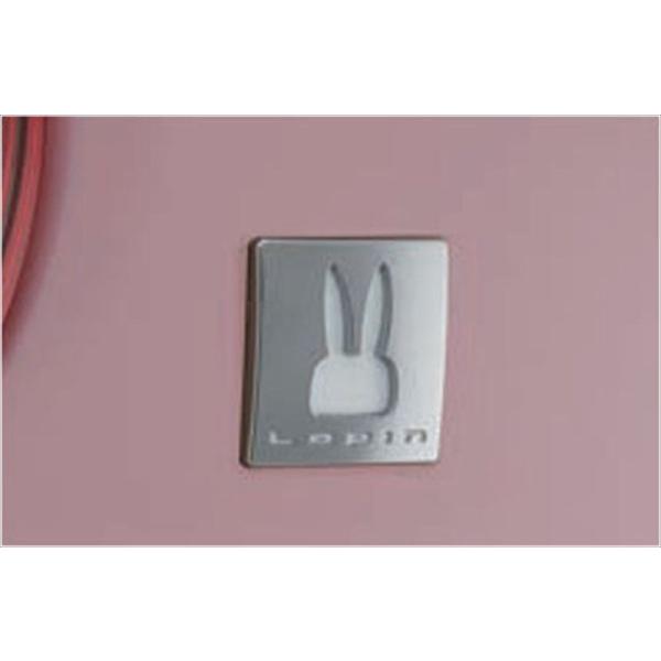 スズキ純正部品車種名：ラパン取り付けできる年式：令和07年8月〜next型式：HE93S部品名：Lapinエンブレム詳細：本体：樹脂クロームメッキ。Lapinマーク：白色貼付位置：バックドア。全てのグレードに取り付け出来ます