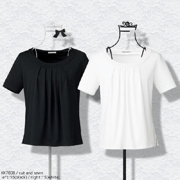 胸に寄せられたタックが、女性らしいシルエットを演出。ジャケットのインナーとしても、一枚で着ても綺麗にきまるデザインが嬉しい。■カラー：ホワイト/ブラック■素材：フルダルスムース(ポリエステル100%)■ディティール：ニット素材/吸汗・速乾/...