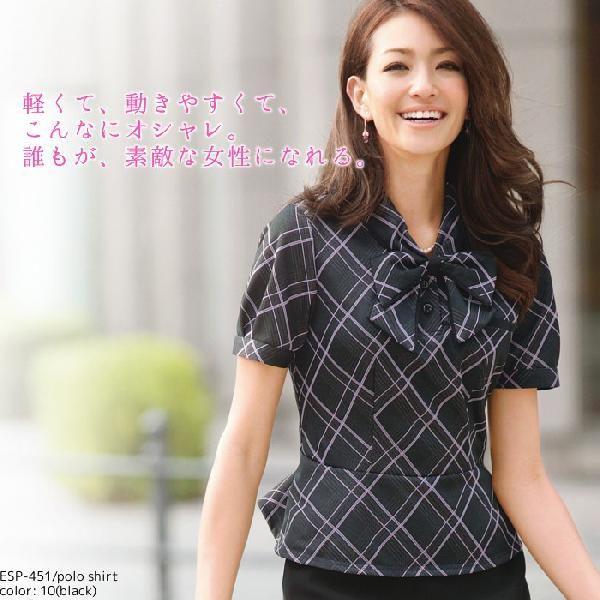 一見ポロシャツと分からないほど端正なデザインのオフィスポロが新発売。より華やかで、オーバーブラウスに近い存在感を放ちます。きちんと感を保ちながら、ポロシャツならではの着心地の良さを実現した、魅力ある一着です。■カラー：ブラックチェック■素材...