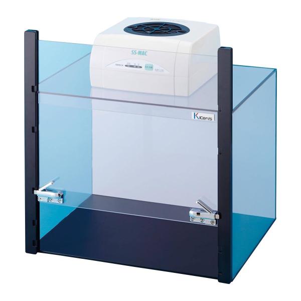 ●耐薬品性に優れた塩化ビニル製のクリーンベンチです。コンパクトサイズで、置く場所を選びません。●上部のフィルタユニットからISOクラス5（クラス100）の清浄空気が供給されるので内部が清浄に保たれます。●前面扉はスライド式で、4段階で固定す...