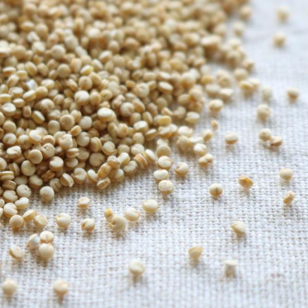 大変珍しい国産のキヌアです。キヌアはヒユ科アカザ属の雑穀で、コロンビアやボリビアで古くから作付されています。南米のインカ文明においても、トウモロコシと並ぶ貴重な食糧だったそうです。タンパク質や食物繊維、ミネラルが豊富で、NASAでは宇宙食と...