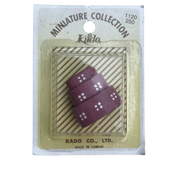 ドールハウス　カドー玩具 1120250 木製3段化粧箱　ミニチュアブリスターパックに入っています。パックサイズ:W6.5×H8.5cm材質:木モニターの発色具合により見え方が異なる場合がございます。パッケージは経年による割れ、シミ等ある場...