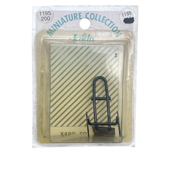 ドールハウス　カドー玩具1195200 　キャリー　ミニチュアブリスターパックに入っています。パックサイズ:W6.5×H8.5cm材質:木モニターの発色具合により見え方が異なる場合がございます。パッケージは経年による割れ、シミ等ある場合がご...