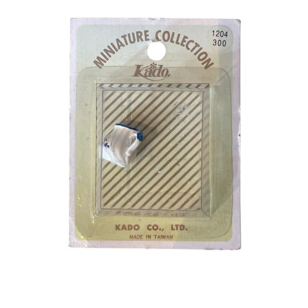 ドールハウス　カドー玩具1204300　ミルクポット　風車の絵柄　ミニチュア風車の絵柄が素敵なポット。ブリスターパックに入っています。パックサイズ:W6.5×H8.5cm材質:金属モニターの発色具合により見え方が異なる場合がございます。パッ...