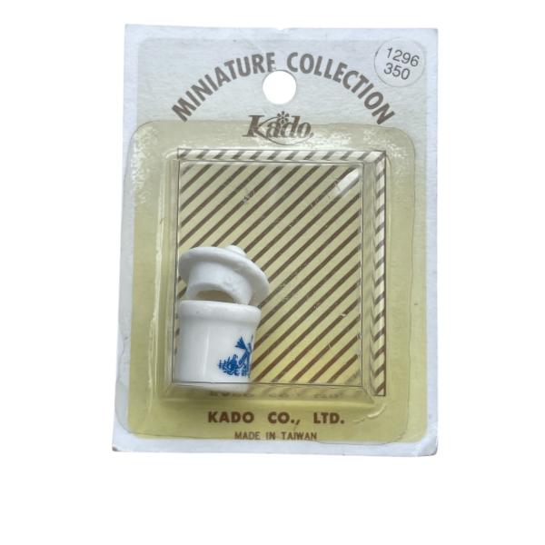 ドールハウス　カドー玩具1296350　調味料ポット陶器　風車の絵柄　ミニチュアブリスターパックに入っています。パックサイズ:W6.5×H8.5cm材質:陶器モニターの発色具合により見え方が異なる場合がございます。パッケージは経年による割れ...