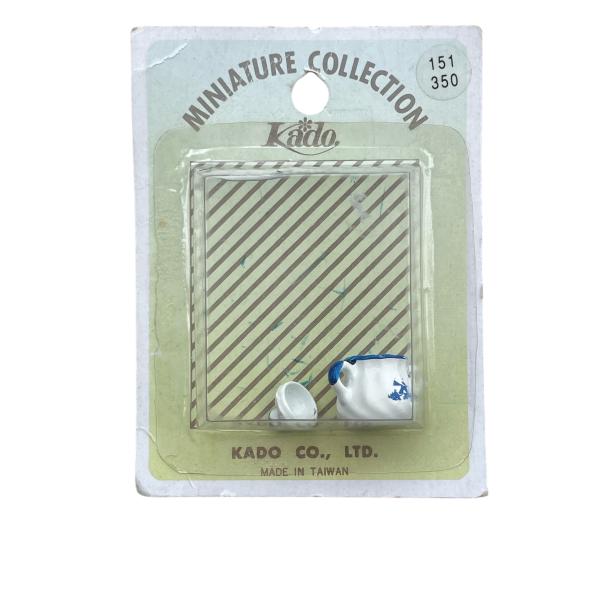 ドールハウス　カドー玩具151350 調味料入れポットブルーライン　ミニチュアブリスターパックに入っています。パックサイズ:W6.5×H8.5cm材質:金属モニターの発色具合により見え方が異なる場合がございます。パッケージは経年による割れ、...