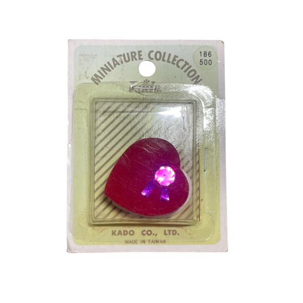 ドールハウス　カドー玩具 186500　チョコINハート型プレゼントボックス　ミニチュアブリスターパックに入っています。※本体箱裏に黄しみの様な斑点が少々ございます。ご了承の程よろしくお願いいたします。パックサイズ:W6.5×H8.5cm材...