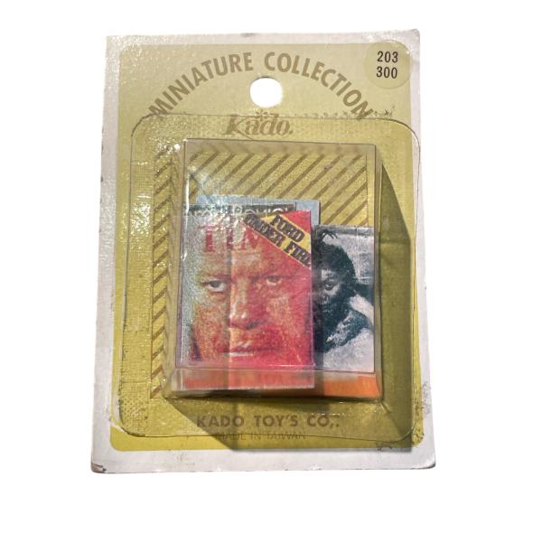 ドールハウス　カドー玩具 203300 外国雑誌ポスター5枚入り　ミニチュアブリスターパックに入っています。パックサイズ:W6.5×H8.5cm材質:紙モニターの発色具合により見え方が異なる場合がございます。パッケージは経年による割れ、シミ...