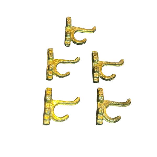 ドールハウス　ミニチュアフック5個セット　帽子かけフック　ゴールドカラー落ち着いたゴールドカラーが素敵です。帽子やストールを掛けるフックに壁につけてもGOOD!サイズ:W0.5×D1.2×H1.3cm材質:金属モニターの発色具合により見え方...