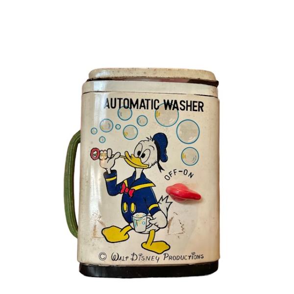 ドナルドダックブリキ玩具洗濯機　増田屋1960年代　日本製　Walt Disney Productions昭和レトロ感じる、増田屋の絶版品ブリキトイ洗濯機マシーン。横にあるゼンマイ(ゼンマイ無し)を回すと洗濯機が回る仕組み。1955年（昭和...