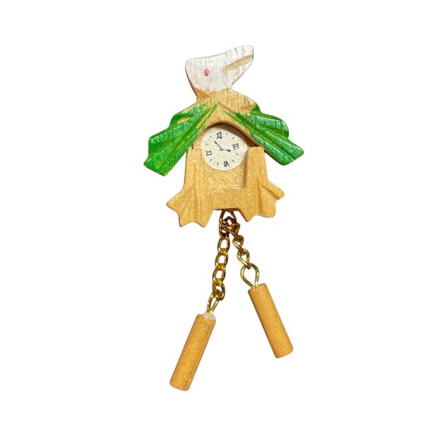 木製のあたたかみある壁掛け時計です。パッポーパッポーと聞こえてきそう。裏面にはフックがあるので壁面にかけられます。ぜひドールハウスのインテリアにいかがでしょうか。サイズ:W3.2×D1.3×H7.4cm材質:木製・金属モニターの発色具合によ...