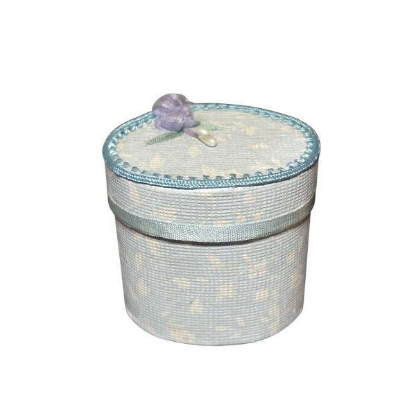 おしゃれなデザインの収納ボックス。表面は淡いブルーの花柄の模様に、淡いサテンの縁取り、ボックスフタには淡い紫のお花のコサージュがポイントにあしらわれた素敵なボックスです。中はピンク色で、開けて飾ってもも素敵です。※本体は紙製の為、経年の黄し...