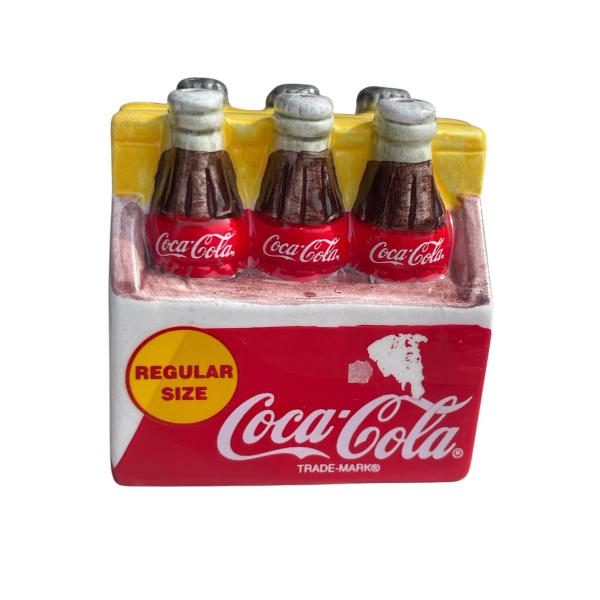 コカ・コーラのスパイス・調味料・塩コショウ入れです。陶磁器製ならではの光沢感があり、インテリア雑貨としてはもちろん、キッチンや食卓でも映えそうですね。※こちらはペイントのロスがございます。ご了承の程よろしくお願いいたします。サイズ約:W5c...