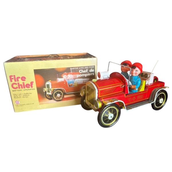 レトロ感が魅力のヴィンテージブリキカー！1970〜1980年代頃に製造されたME （Metal Engineering）社製の「 Fire Chief 消防車」です。当時の中国製ブリキ玩具 特有のどこかユーモラスで温かみのあるキャラクターと...