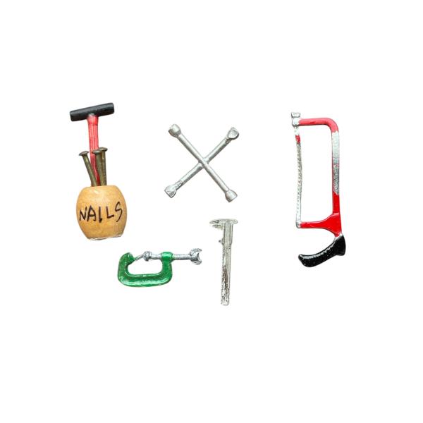 ドールハウス　ミニチュア　ガレージ雑貨　ガレージ工具5点セットスパナやくぎ等5点セット。ドールハウスガレージにおすすめなミニチュアサイズ工具セットです。サイズ約:W0.2〜W1.8×H0.8〜H3.3cm材質:金属・木製モニターの発色具合に...
