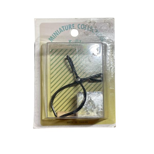 ドールハウス　カドー玩具　角氷・ピック・氷はさみ3点セット　ミニチュアブリスターパックに入っています。パックサイズ:W6.5×H8.5cm材質:プラスチック・金属モニターの発色具合により見え方が異なる場合がございます。パッケージは経年による...