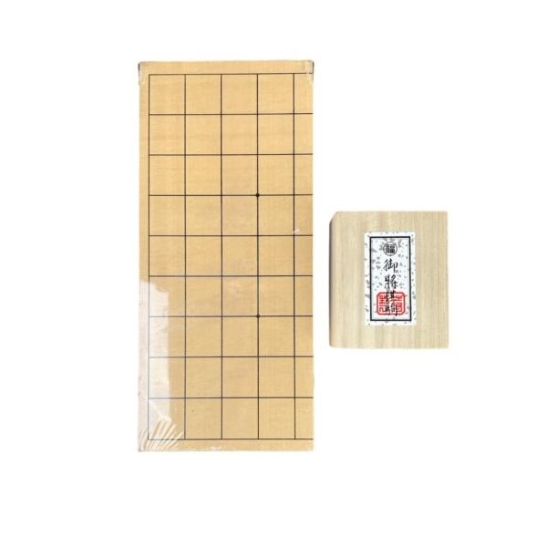 どこでも持ち歩けて遊べる折れ将棋盤と木製駒のセットです。特選の木製駒ならではの手触りもGOOD!新桂将棋盤：新桂5号折将棋盤サイズは約30cm×33cm。普通サイズの駒で遊べます。半分に折りたためるので持ち運びが楽で、手軽にご利用頂けます。...