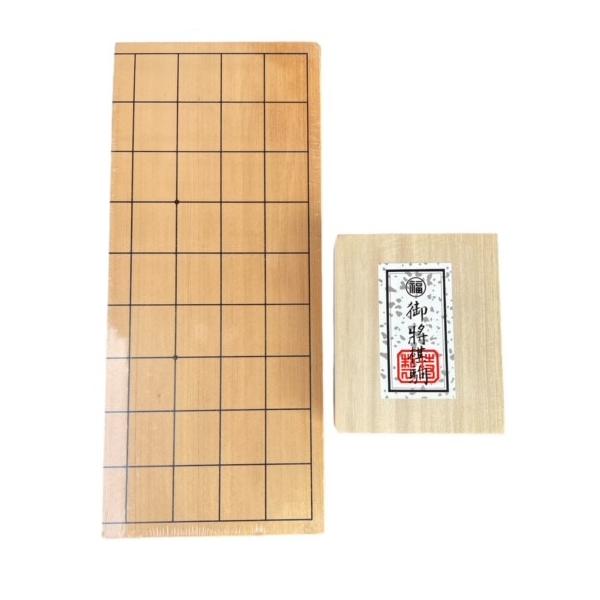 どこでも持ち歩けて遊べる折れ将棋盤と木製駒のセットです。特選の木製駒ならではの手触りもGOOD!木製将棋盤：新桂4号折将棋盤サイズ約26cm×30cm、厚さ4分（約12mm）半分に折りたためるので持ち運びが楽で、手軽にご利用頂けます。やや小...