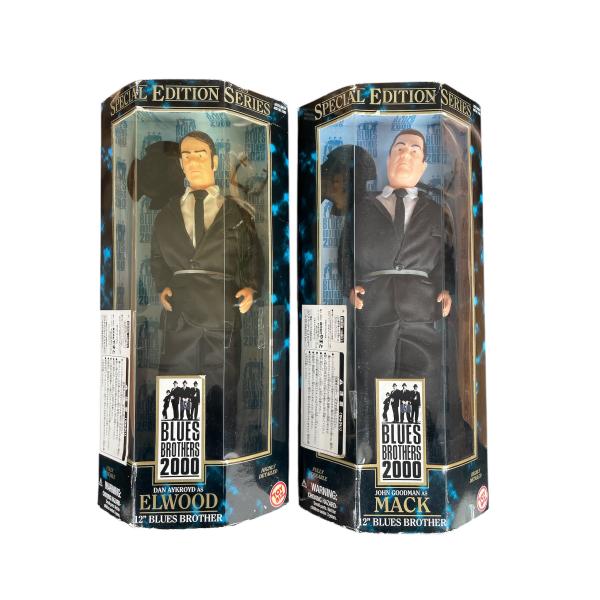 特別限定版ブルースブラザーズ12インチMACKとELWOODの2体セットです。こちらのブルースブラザーズ2000は、1980年に公開されたブルースブラザーズの映画の続編とし1998年に公開されました。サイズは12インチで、黒いスーツに身を包...