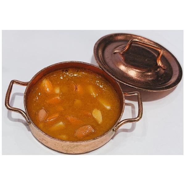 美味しそうなカレーが入った鍋。ドールハウスコレクションにいかがですか。サイズ約:W3.7cm×H0.8cm×D3cmモニターの発色具合により見え方が異なる場合がございます。