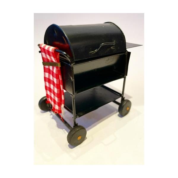 BBQバーベキューあみやきグリル台。あみ付き。タオルはピンを外すと取れます。サイズ約:W6×D4.2×H9.2cm材質:金属・布モニターの発色具合により見え方が異なる場合がございます。