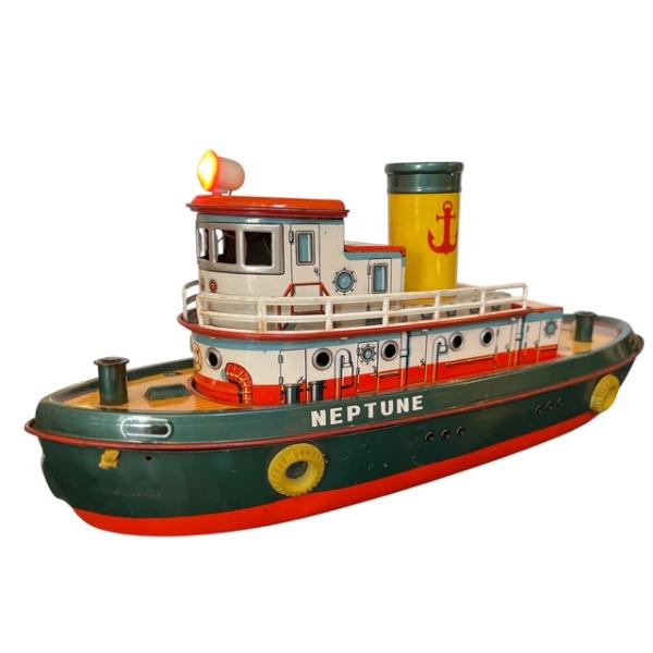 1960年代に製造された増田屋（モダントイズ）のタグボート「NEPTUNE」グリーンとオレンジ色のボディに浮き輪や煙突、扉などが描かれています。後部にあるスイッチを入れると船上の赤いランプが点灯し、上下に可動し進行します※赤いライト光確認済...
