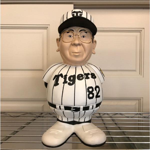 阪神タイガース / 野村監督ビッグフィギュア/バンク「優勝するまで貯めるでぇ」 1999年レジン製ならではの出来の良さで、重さもしっかり約1.5kgあります。貯金箱になっているので貯金でき、本体下部から取り出しもできます。コレクタブルなアイ...