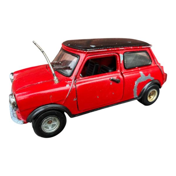 イタリアの老舗ミニカーブランドPOLISTLIL製のミニク−パーのミニカー！どこか懐かしく温かみのある、クラシックミニカーです。鮮やかなレッドのボディに、ヴィンテージ感のあるルーフキャリアやディテールが、お部屋の雰囲気をグッと引き立てます。...