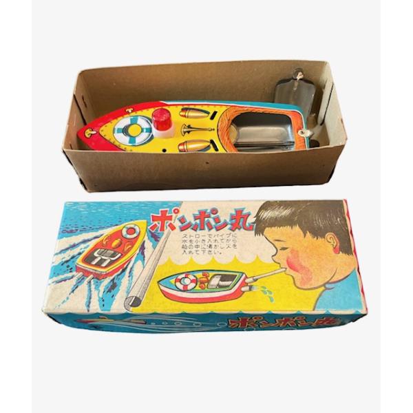昭和レトロ感じる増田屋ブリキTOY絶版品。箱付き。ストローで船体後ろパイプに水をふき入れてから付属のろうそくを灯し船体に入れ、熱せられた蒸気で噴出させ船が動く仕組みの玩具です。ジブリ作品『ポニョ』の登場人物そういちが持っている船とほぼ同じ仕...