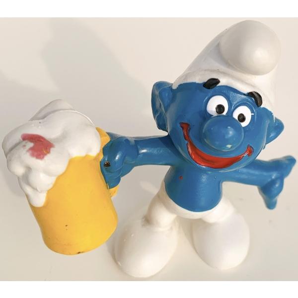 コレクター心をくすぐる可愛らしい森の妖精スマーフ。表情豊かなスマーフたちをコレクションしてスマーフ村を作ってみませんか?陽気なスマーフ村でカンパーイ!!!美味しそうなビールでいい笑顔!!スマーフ村の一員にいかがですか。1975年のビンテージ...